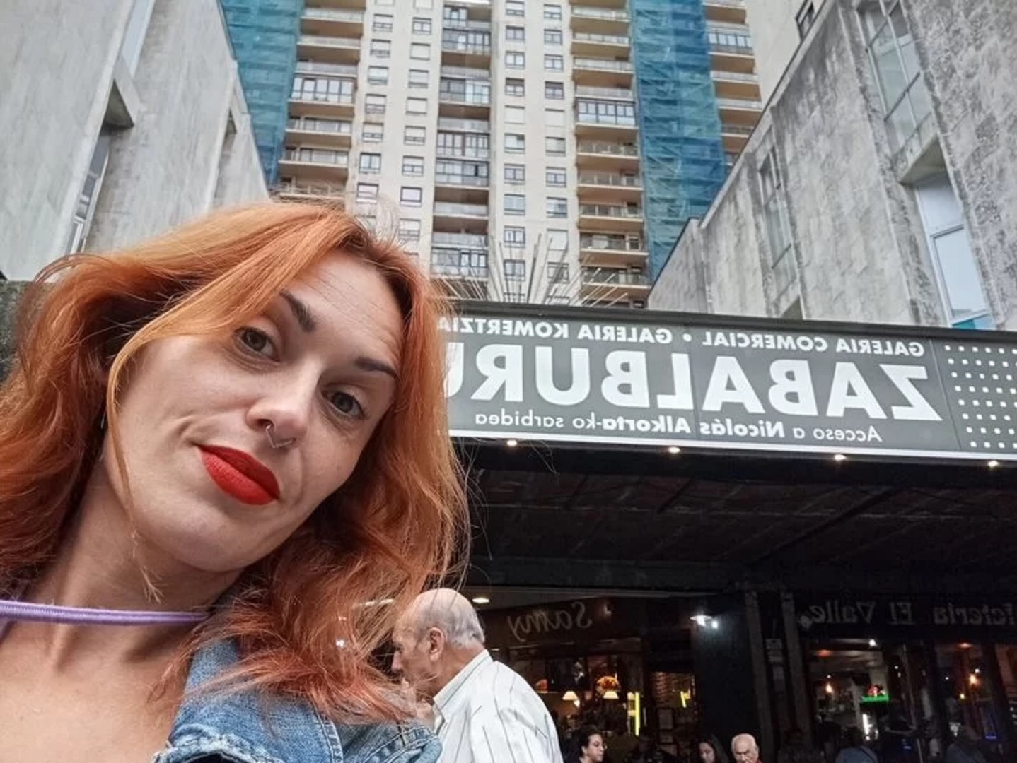 La acosan y amenazan, hace humor de ello y ahora quieren denunciarla ...