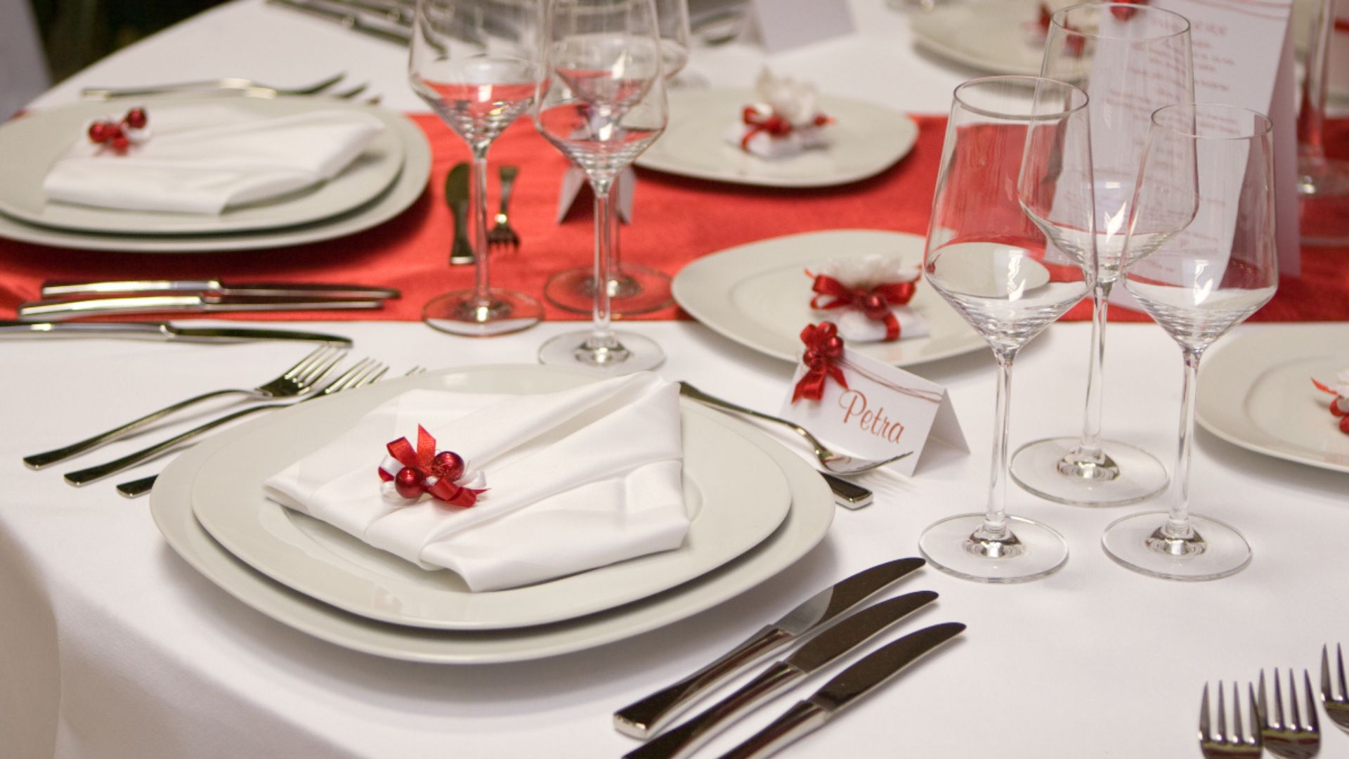 ¿Cómo se deben poner los cubiertos en la mesa? - Artículo 14