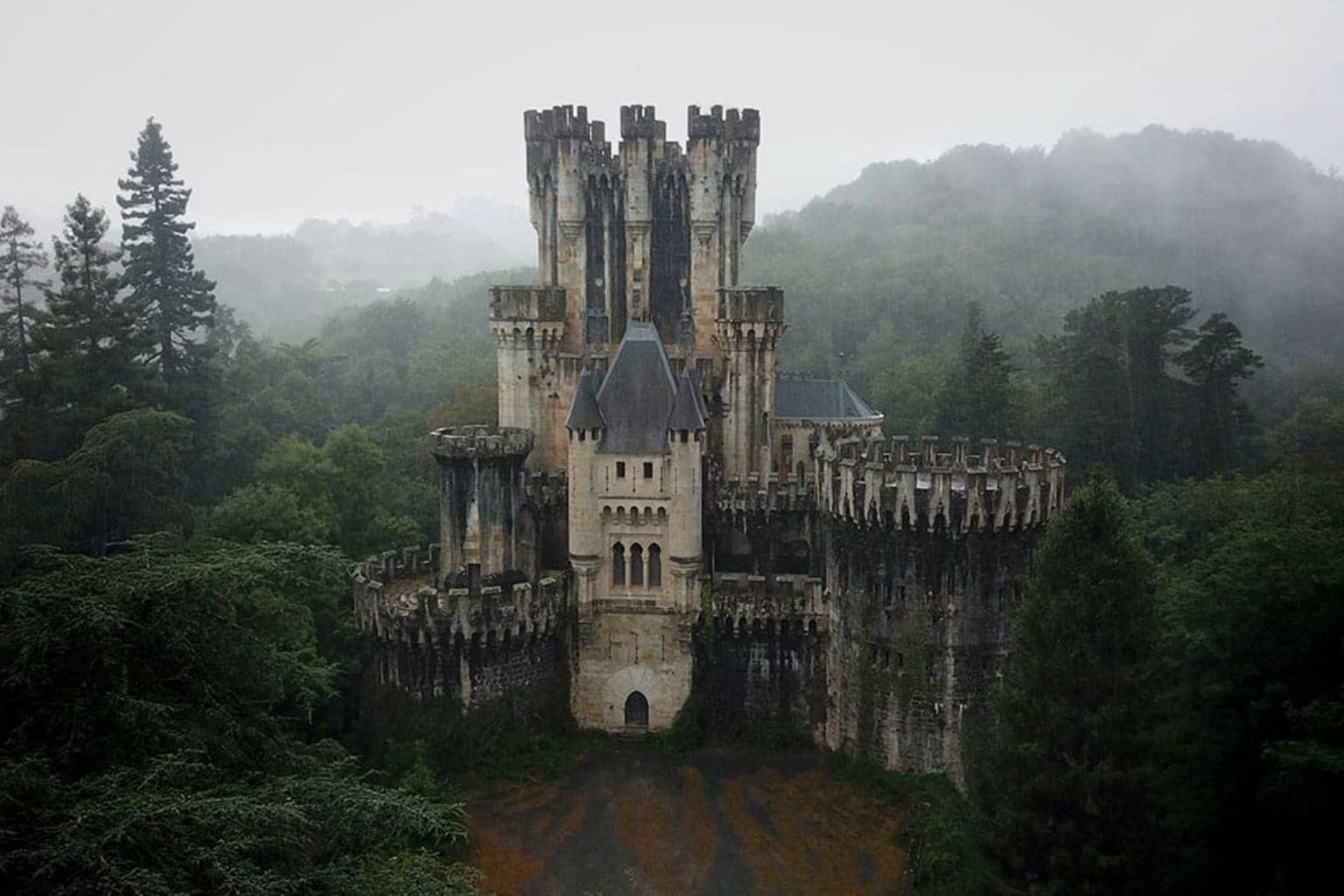 La joya artística del siglo XIX que casi nadie visita: una fortaleza ...