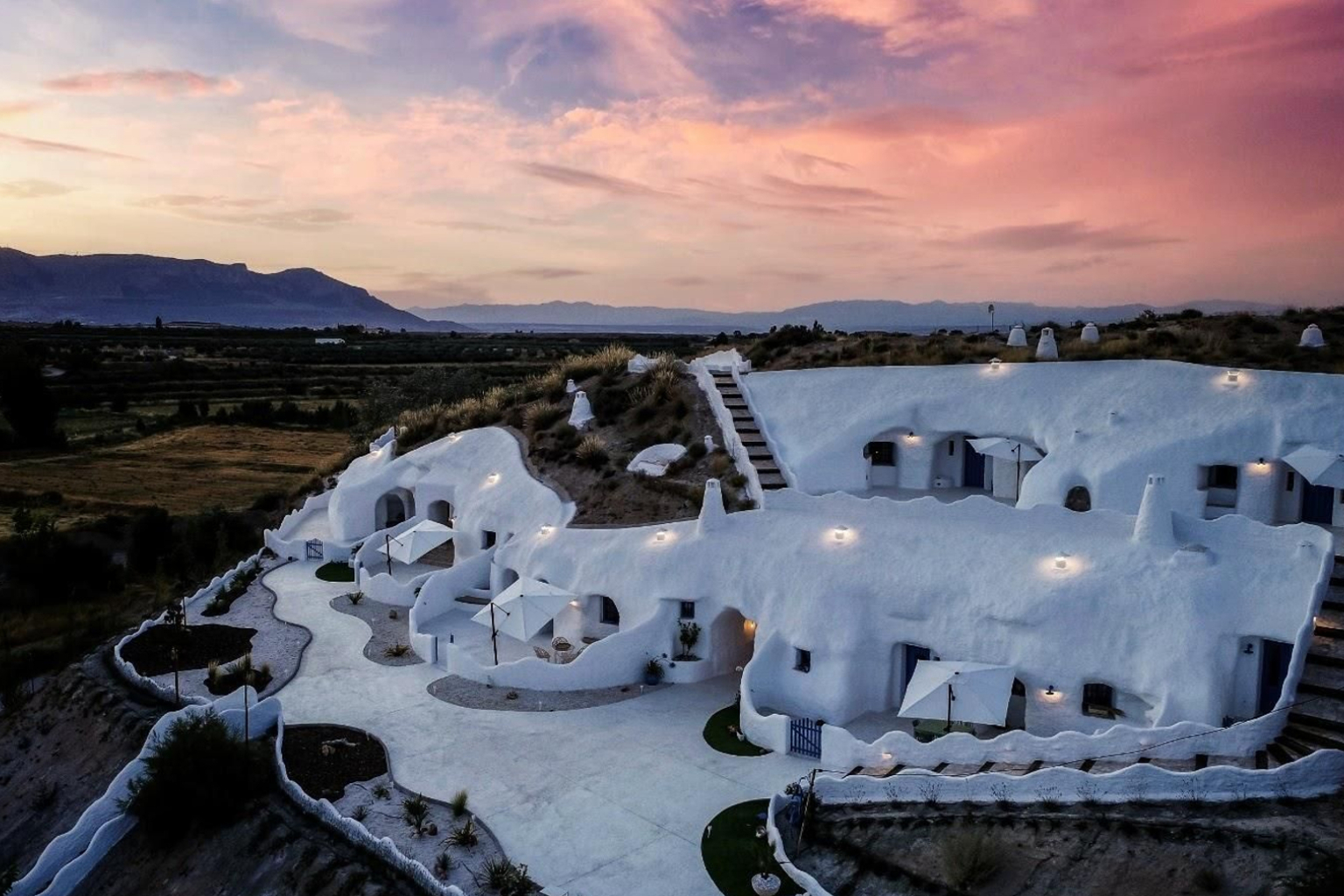 El pueblo de Granada que no tiene turismo, es de origen romano, parece Grecia y sus casas son ...